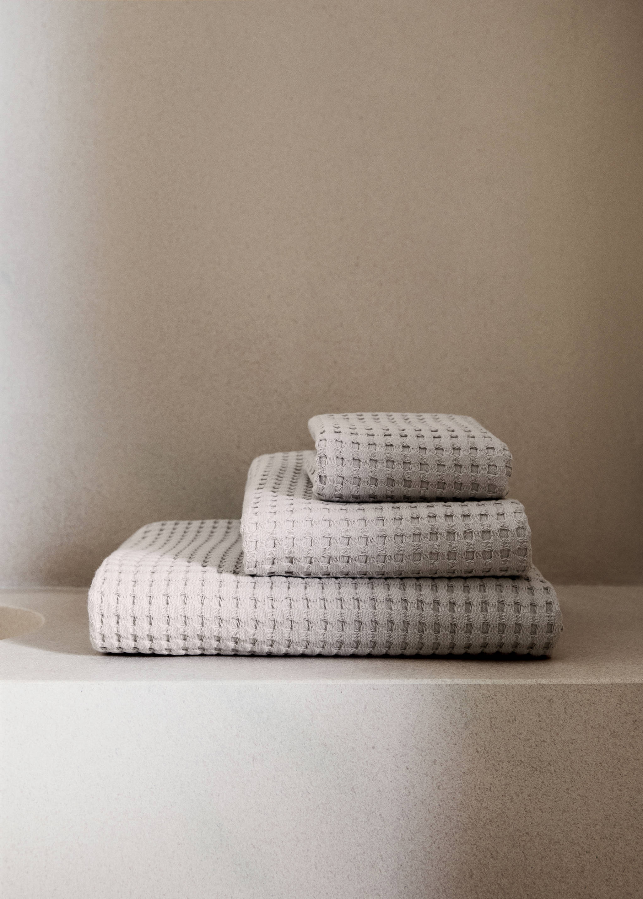 Toalha de mãos de algodão com textura waffle - Home | MANGO Portugal
